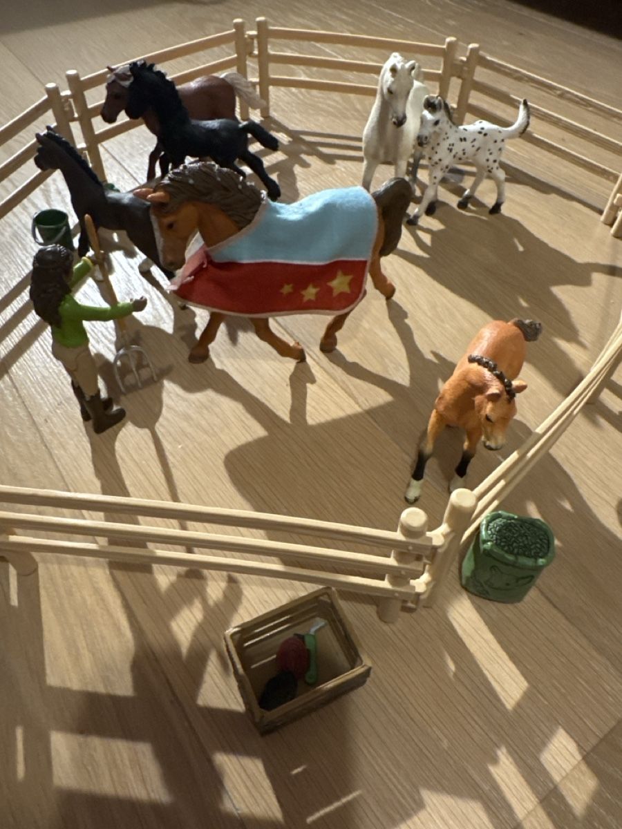 Schleich Pferdekoppel mit Zubehör und vielen Pferden (Gebraucht) in ...