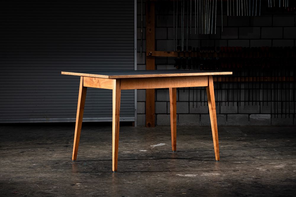 Tisch mit Linoleum aus den 50 er Jahren. (Gebraucht) in Beringen für ...