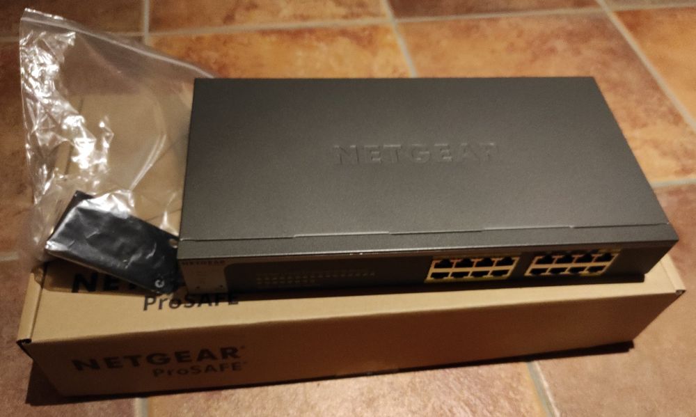 Netgear ProSafe GS516TP mit 19" Befestigung | Kaufen auf Ricardo