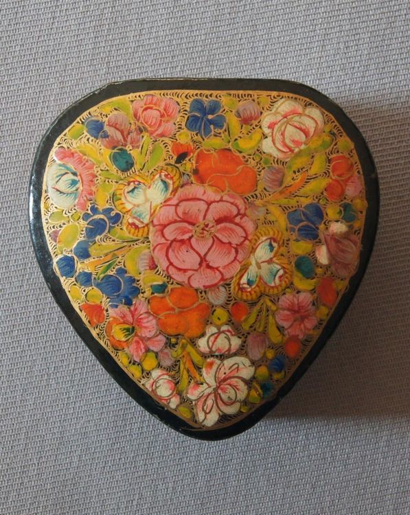 Herzförmige Dose Pappmàché lackiert (Gebraucht) in Geroldswil für CHF 10 – mit Lieferung auf ...