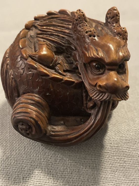 Netsuke Holz, zusammengerollter Drachen, signiert (Gebraucht) in ...