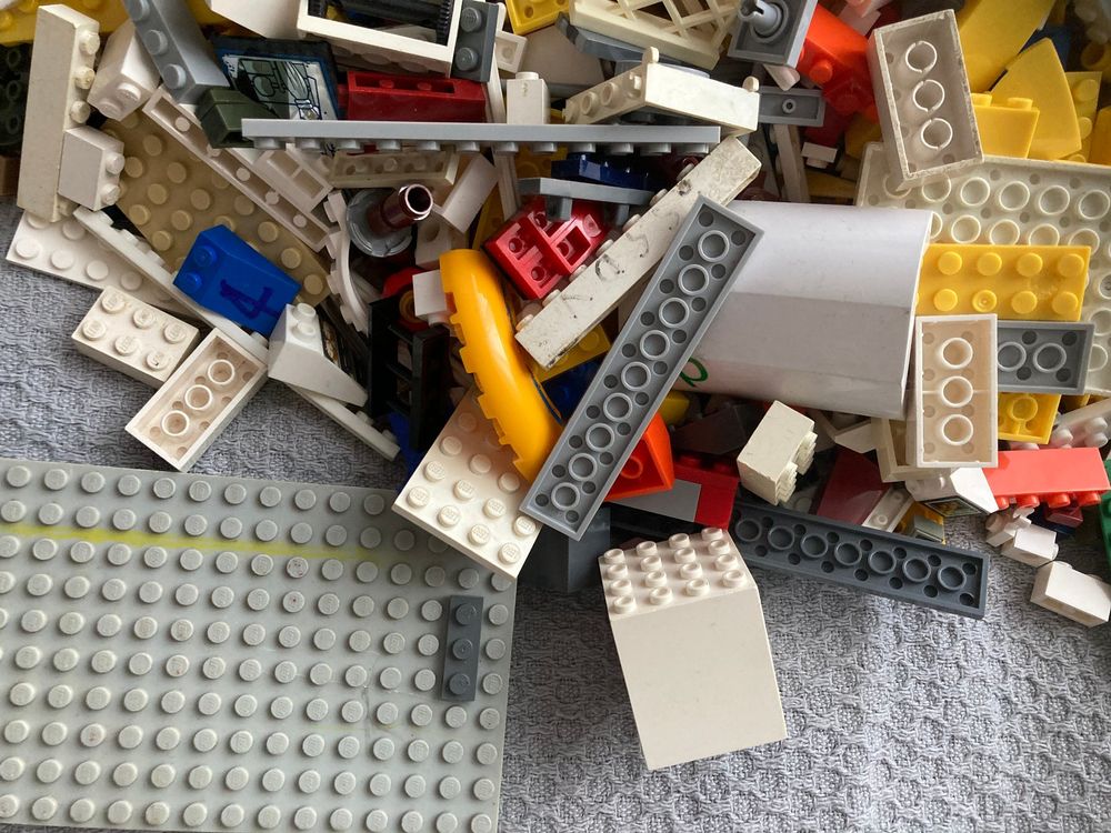 4 Kg unechte und vergilbte Legos und grosse Platten (Gebraucht) in Volketswil für CHF 45 – mit ...