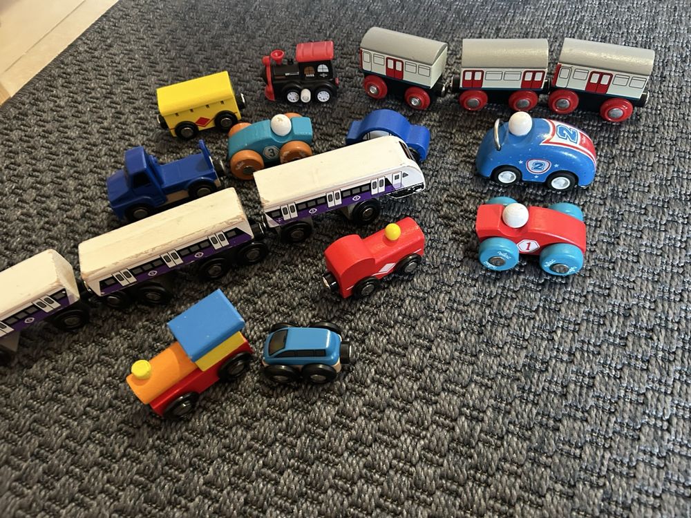 Wooden Train Set & Cars Bundle - Perfect for Kids! (Gebraucht) in ...