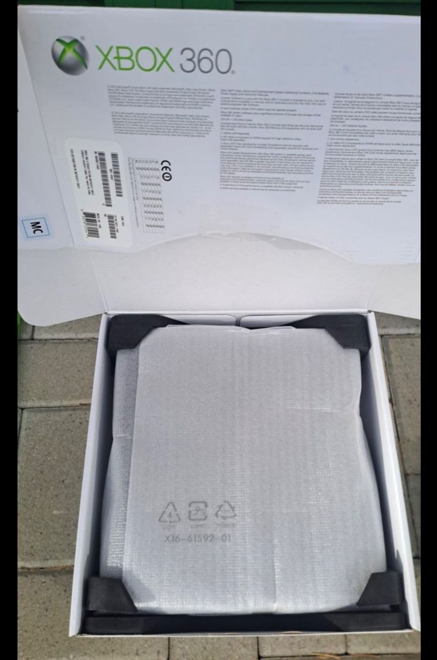 XBOX 360 mit Controller, und Play Charge Kit (Gebraucht) in Emmenbrücke ...