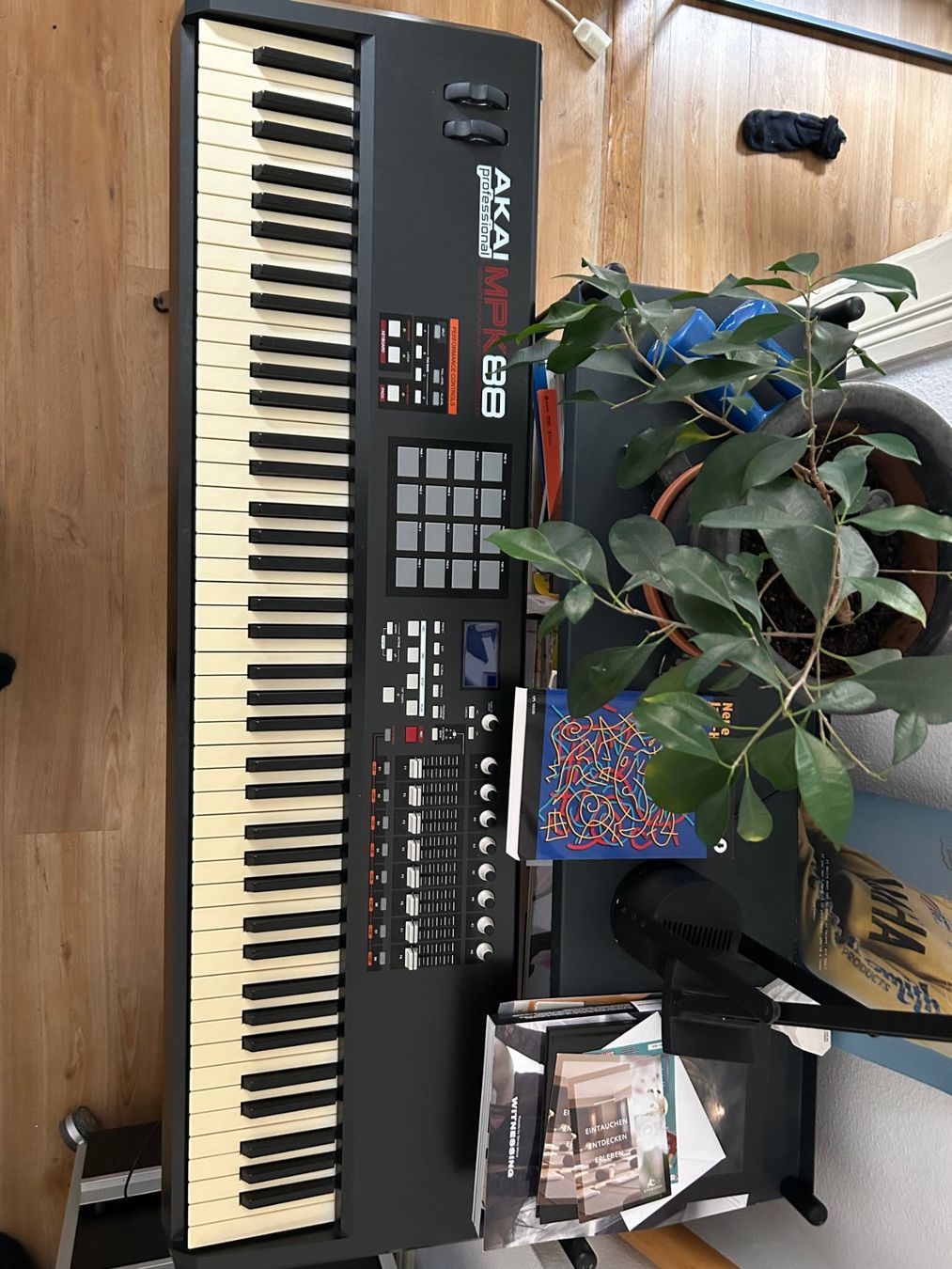 Akai MPK 88 MIDI Keyboard Controller mit Stand (Gebraucht) in Zürich ...