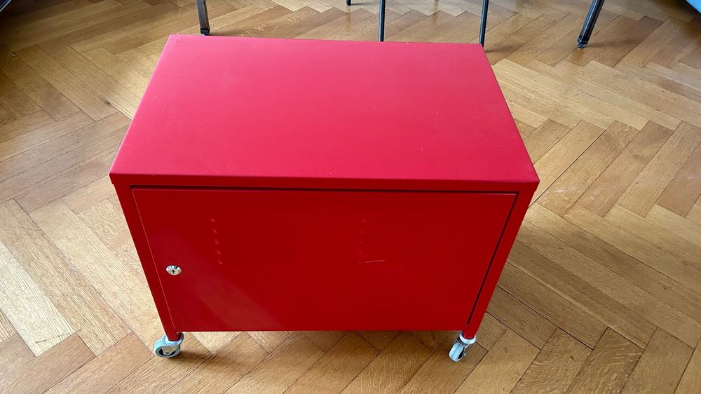 Red Metal Storage Cabinet with Wheels, Like New! | Kaufen auf Ricardo
