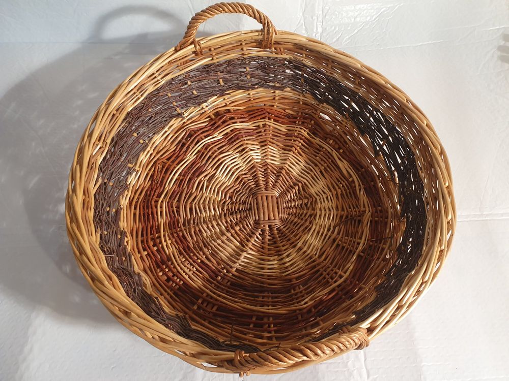 Runder Korb mit zwei Henkeln mehrfarbig (Gebraucht) in Steinhausen für ...