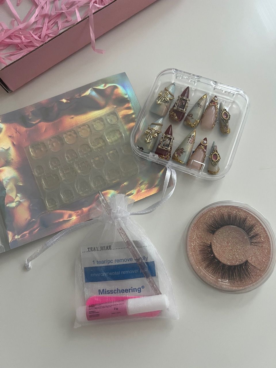 Faux ongles réutilisables uniques / press on nails (Gebraucht) in ...