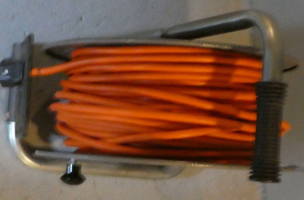 Kabelrolle, Metall und grosses Kabelsortiment (Gebraucht) in Muntelier ...