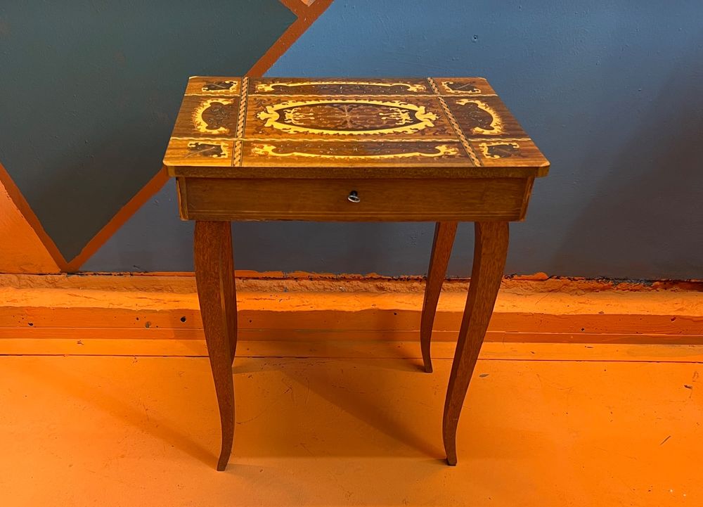 Antike Intarsien-Schmucktisch mit Schweizer Walzenspieluhr | Kaufen auf ...