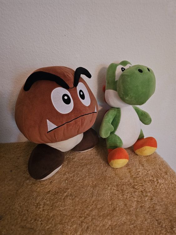 Nintendo Plüsch Goomba 30 cm und Yoshi 30 cm Super Mario (Neu (gemäss ...