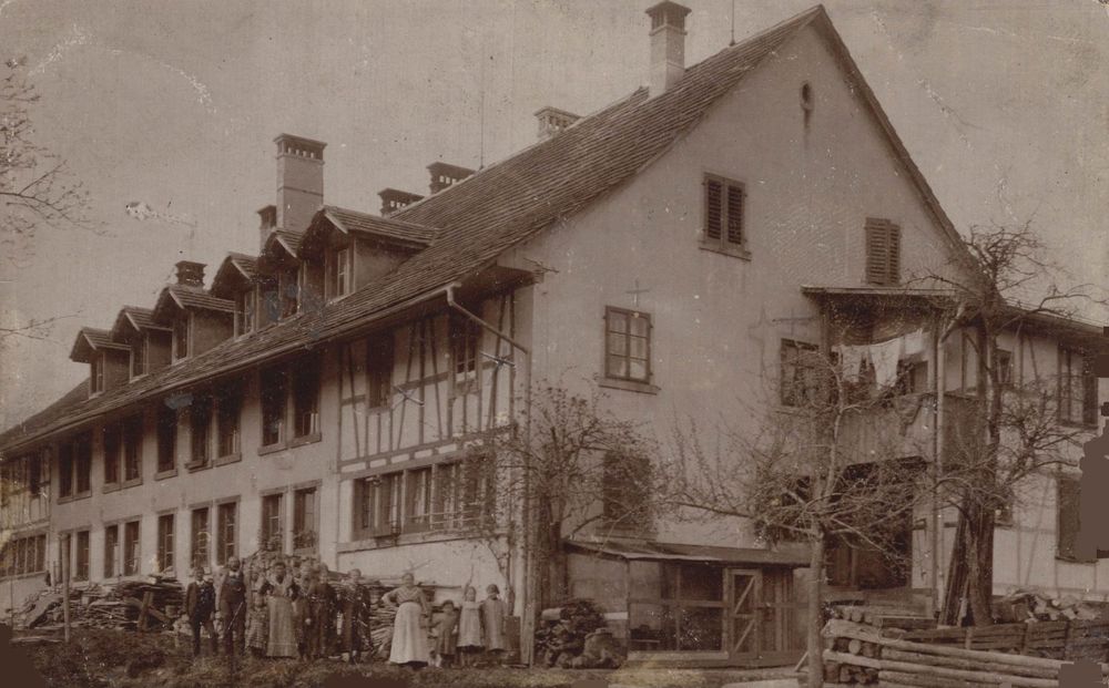 Grossfamilie vor Riegelhaus (Gebraucht) in Bronschhofen für CHF 18 – mit Lieferung auf Ricardo ...