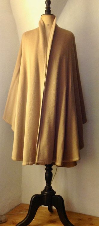 E., Mantel Cape Designer Spanien Mode neuwertig (Gebraucht) in Klosters für CHF 10 – nur ...