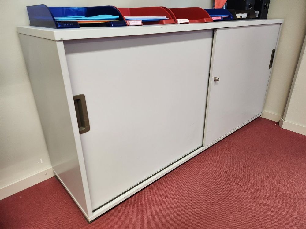 Büroauflösung 2x Sideboard mit Schiebetüren und zwei Regalen (Gebraucht) in Jona für CHF 10 ...