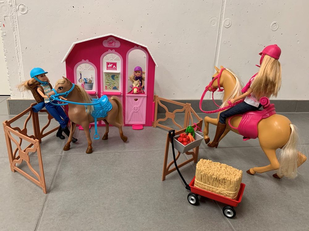 Barbie Pferdestall mit 3 Pferden/Barbies | Kaufen auf Ricardo