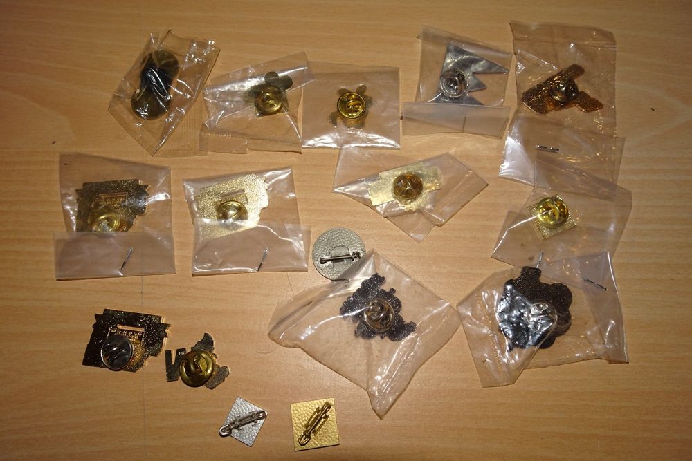 Set mit verschiedenen Pins, Anstecker z.T. noch neu verpackt (Gebraucht ...