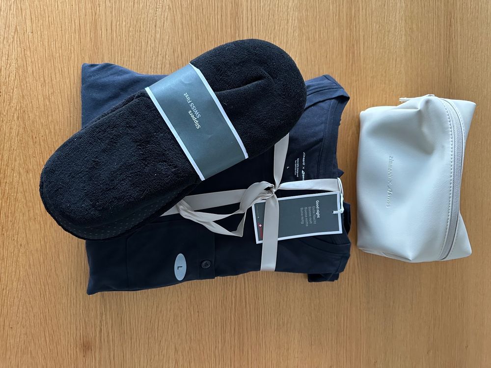 Swiss x Zimmerli First Class Amenity Kit + Pyjama + Neu (Neu (gemäss ...