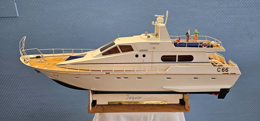 Modellschiff Yacht Jaguar C66 beleuchtet Top Zustand (Gebraucht) in ...