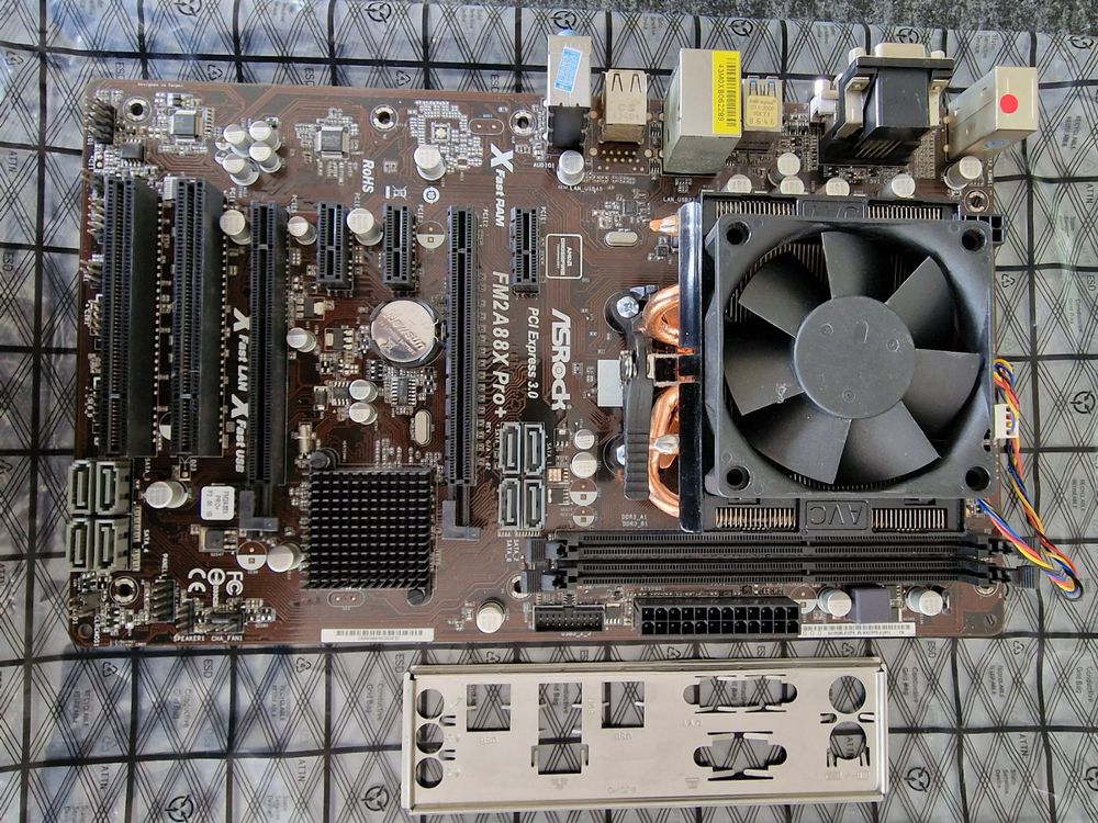 Motherboard mit AMD CPU und Kühler | Kaufen auf Ricardo