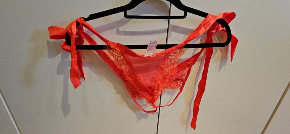 String rouge jamais porté (Neu (gemäss Beschreibung)) in für CHF 4.9 ...