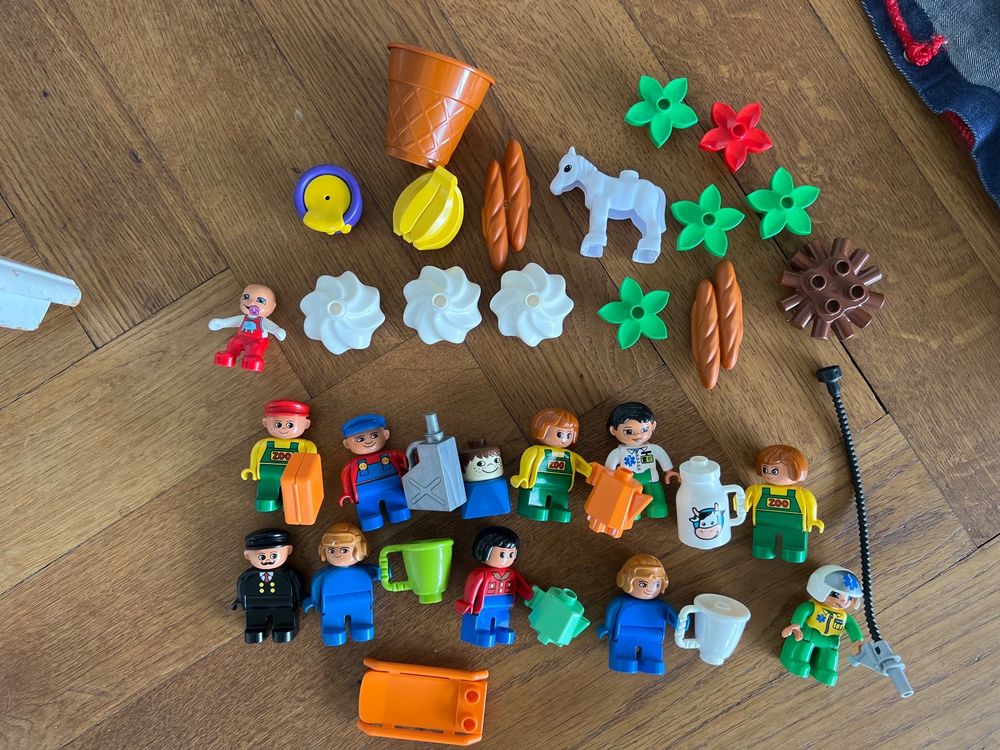 11 Lego Duplo Menschen mit Zubehör (Gebraucht) in Ennetbaden für CHF 30 ...
