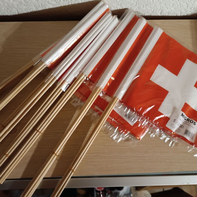 8 lots de 5 drapeaux suisses en plastique (Neu und originalverpackt) in ...
