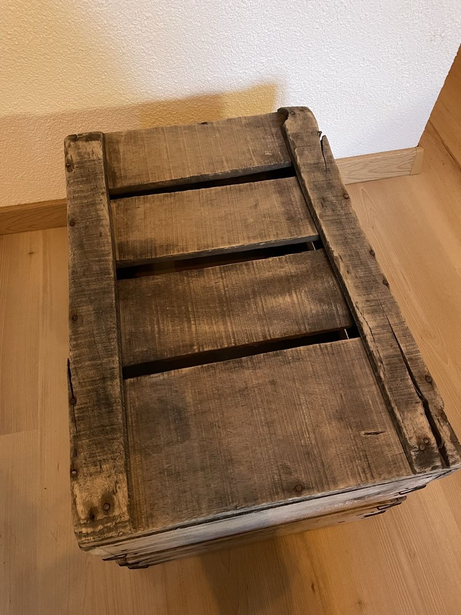 Vieille caisse en bois / M. De Keer (Défectueux) à Sorvilier pour CHF ...
