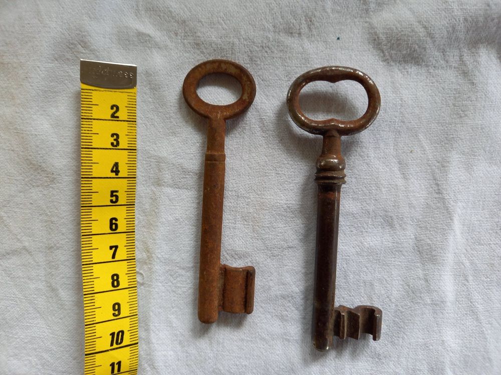 Lot de 2 anciennes clefs (D'occasion) à Rossens FR pour CHF 4 – avec ...