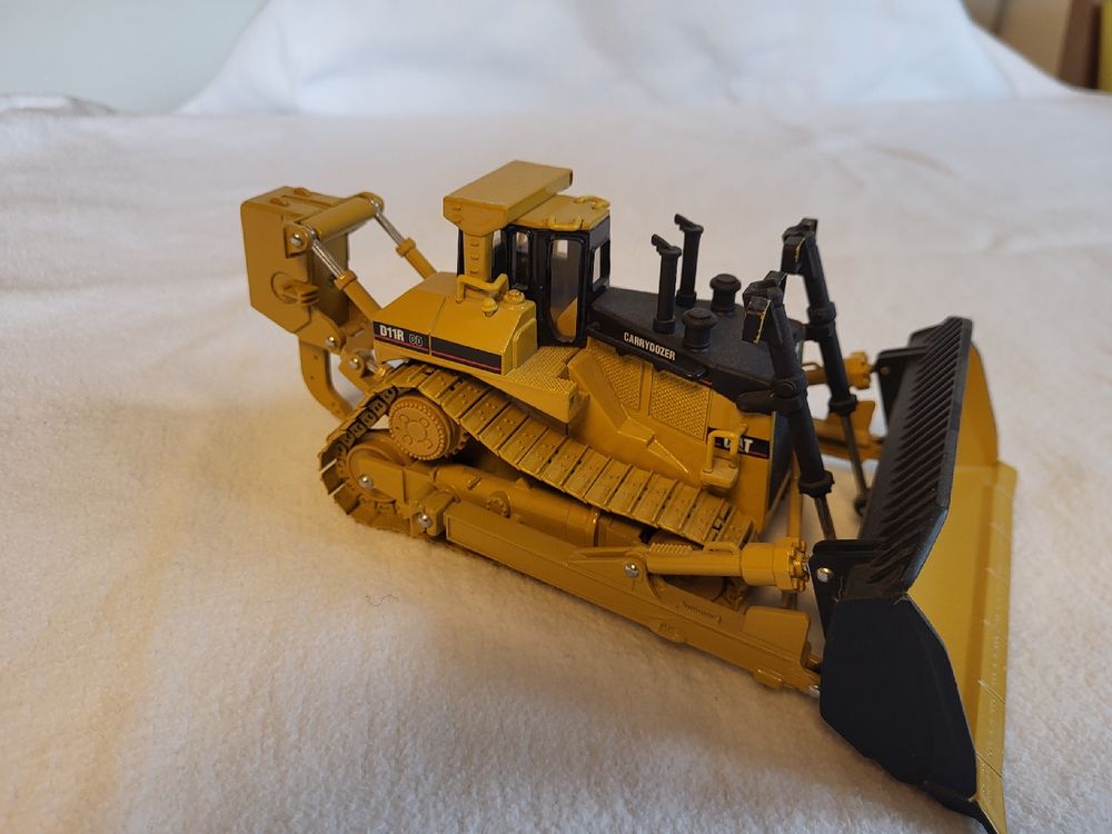 Caterpillar D11 Modell (Usato) a Niederdorf per CHF 21 – con consegna ...