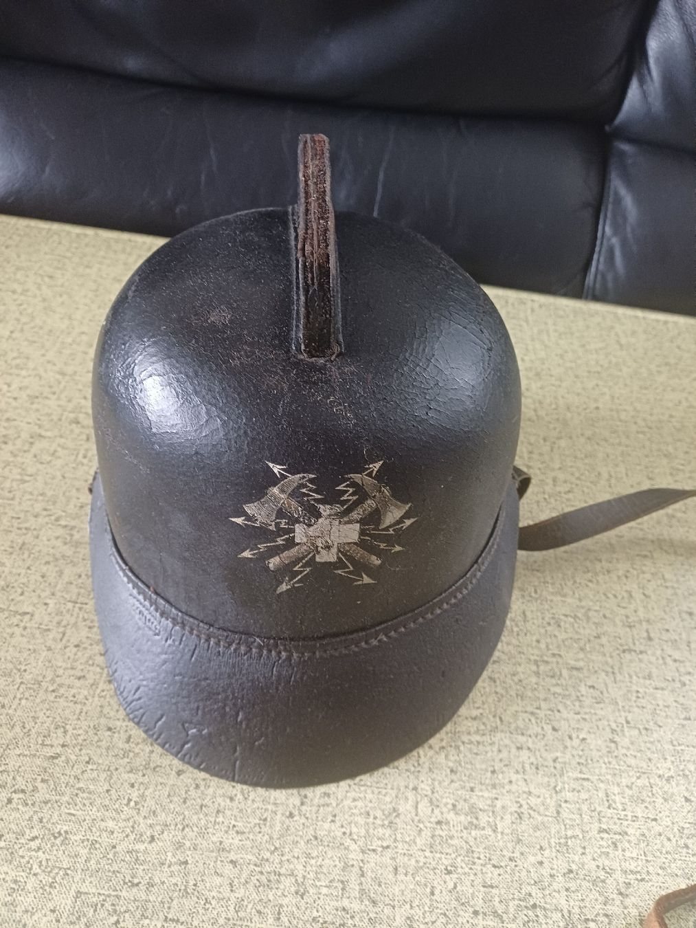 Alte Feuerwehr Kappe/Helm, Leder, mit Wappen, Gr. 55 (Defekt) in ...
