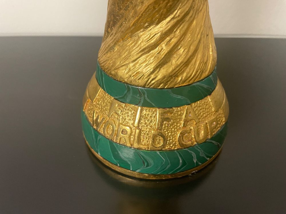 FIFA WM Pokal / World Cup Trophäe 1:1, Gold Replika (Gebraucht) in Bäch ...