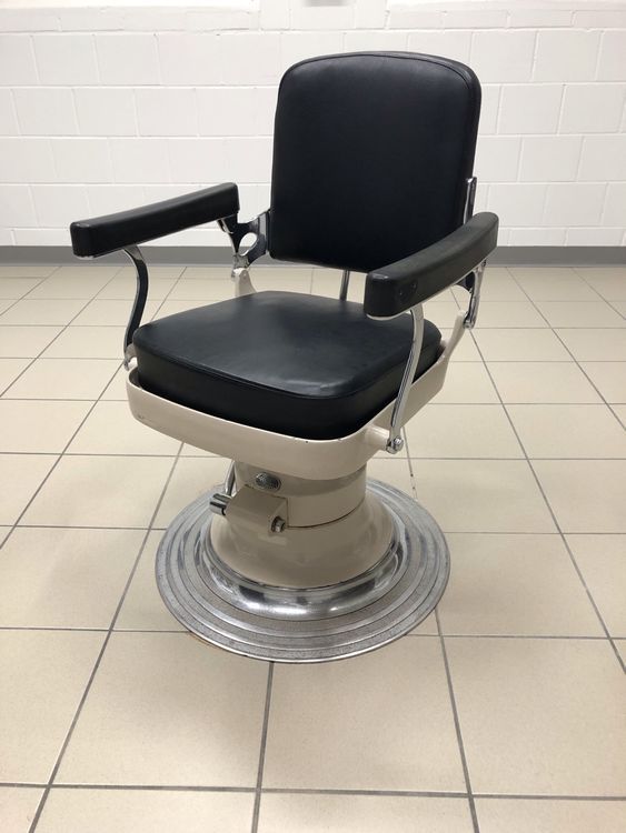 Antiker Coiffeurstuhl, voll funktionsfähig. Bezug neuwertig. (Gebraucht) in Kerzers für CHF 80 ...