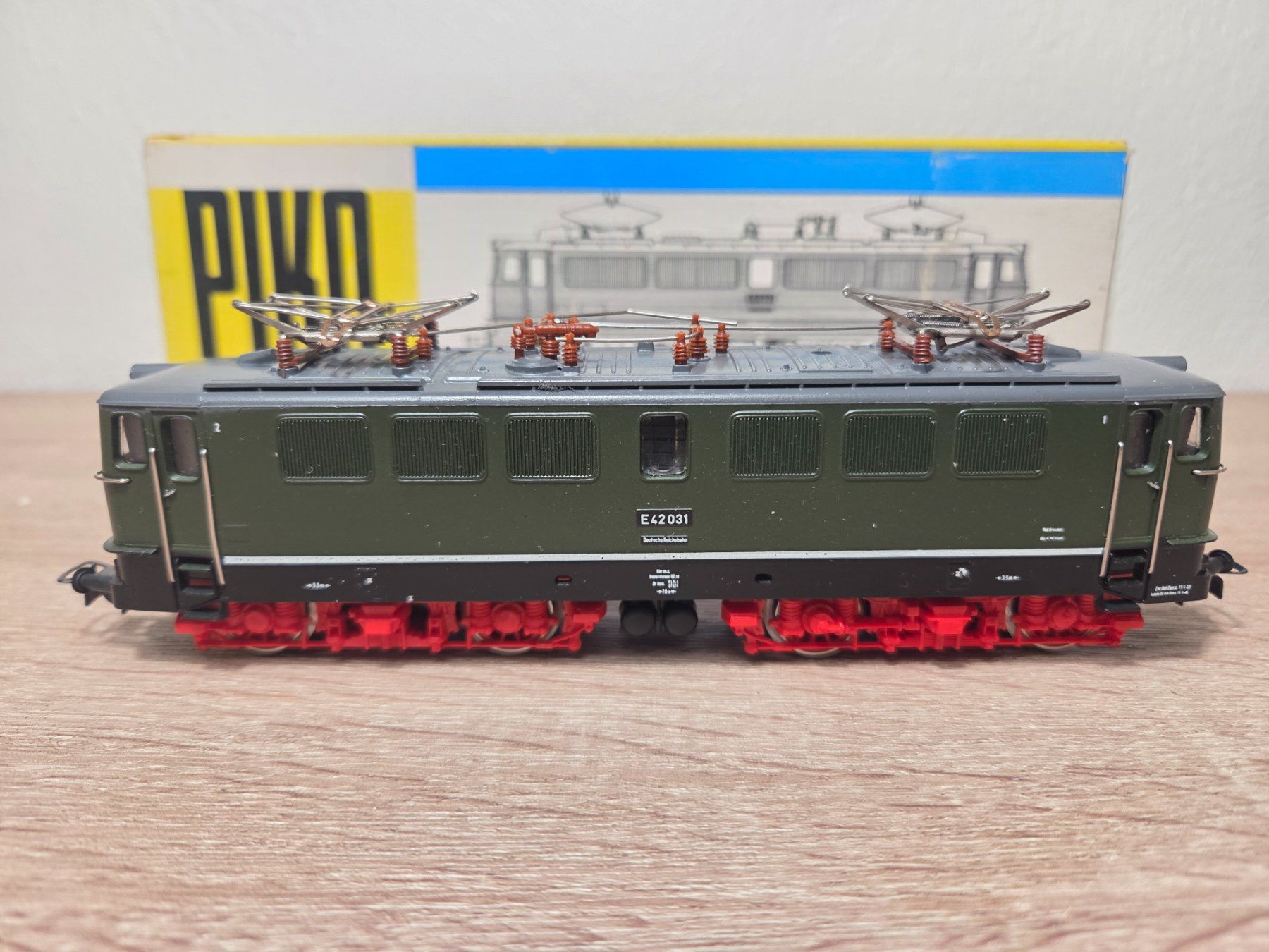 Piko 5/6313 E-Lok E42031 H0 (Défectueux) à St-Aubin-Sauges pour CHF 29 ...