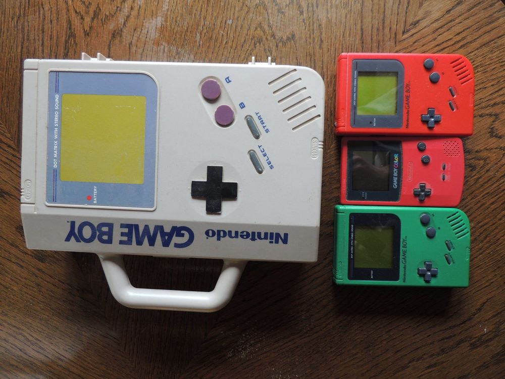 3 Gameboys inkl. Koffer und 43 Games | Kaufen auf Ricardo