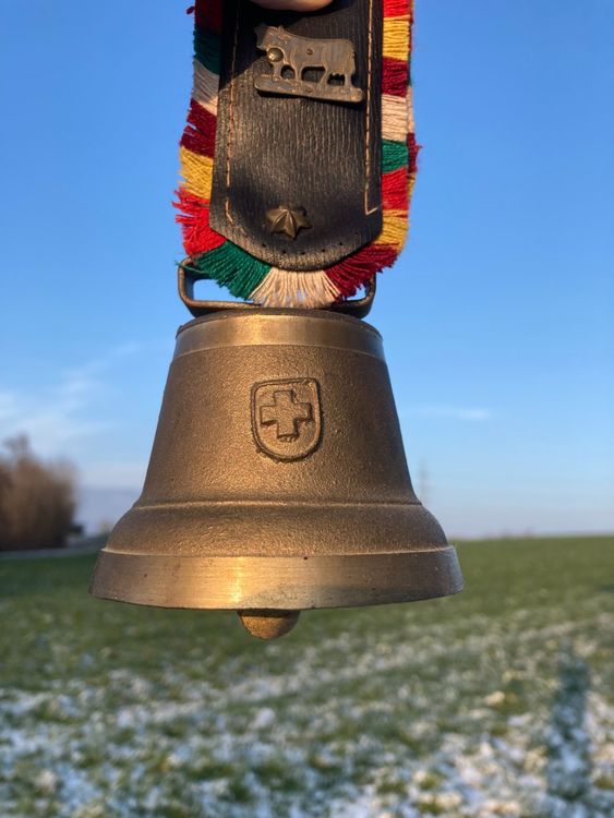 Glocke mit Schweizerkreuz (Gebraucht) in Subingen für CHF 39 – mit ...