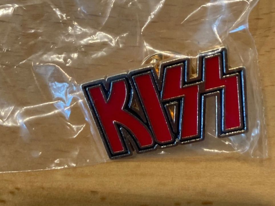 Kiss Pin Anstecker Punk Metal Rock Band | Kaufen auf Ricardo