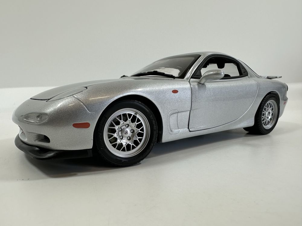 Mazda RX-7 FD-3S 1:18, silber, Kyosho, inkl. OVP (Gebraucht) in Strengelbach für CHF 127 – mit ...