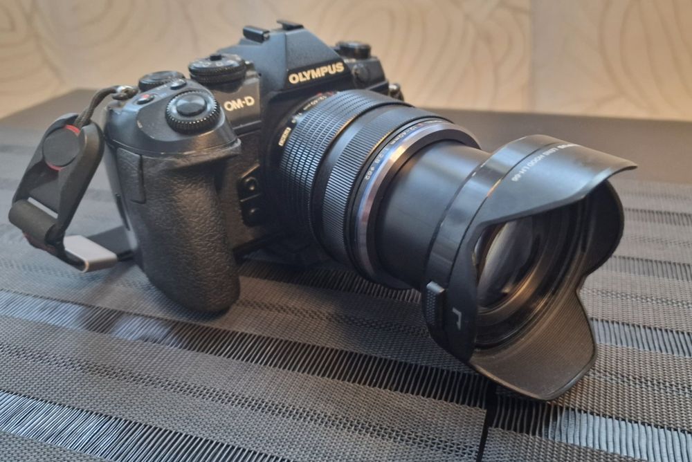 Olympus OMD EM1 M2 camera and Zuiko Pro 12-40 f2.8 (Gebraucht) in Zug ...