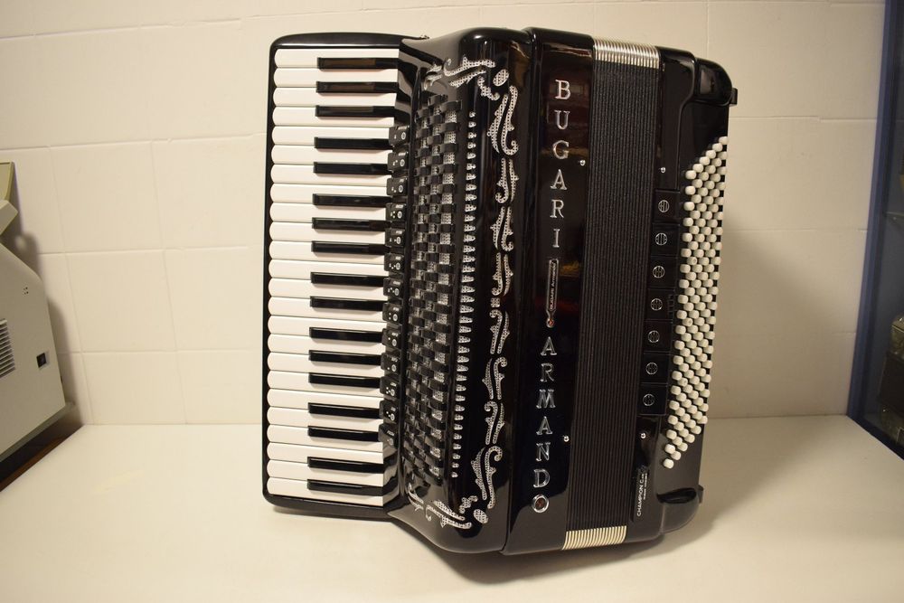 Neuwertiges Akkordeon Bugari Armando Champion Cassotto | Kaufen auf Ricardo