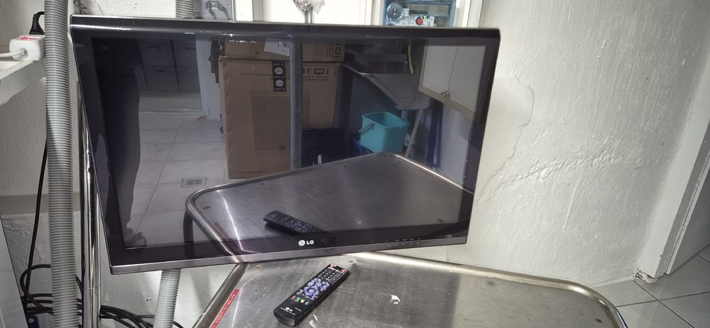 LG Fernseher, LCD TV mit Fernbedienung ohne Standfuss (Gebraucht) in ...