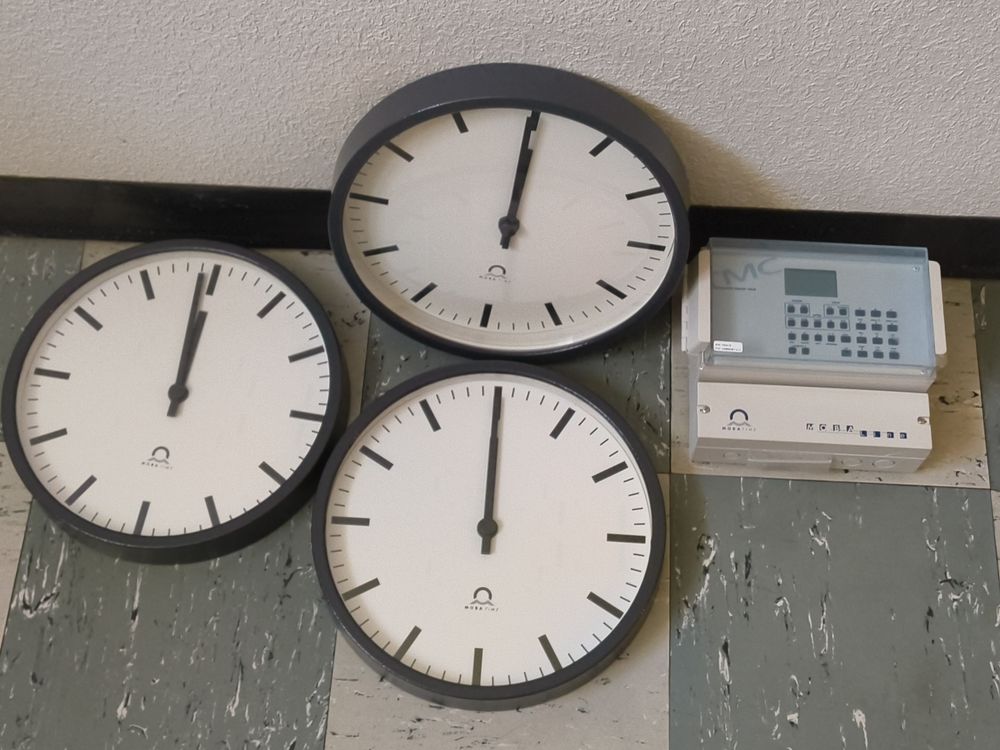 Moser Bär Moba Time Telequartz Master Clock Tr30 Uhr 3Stk (Defekt) in ...