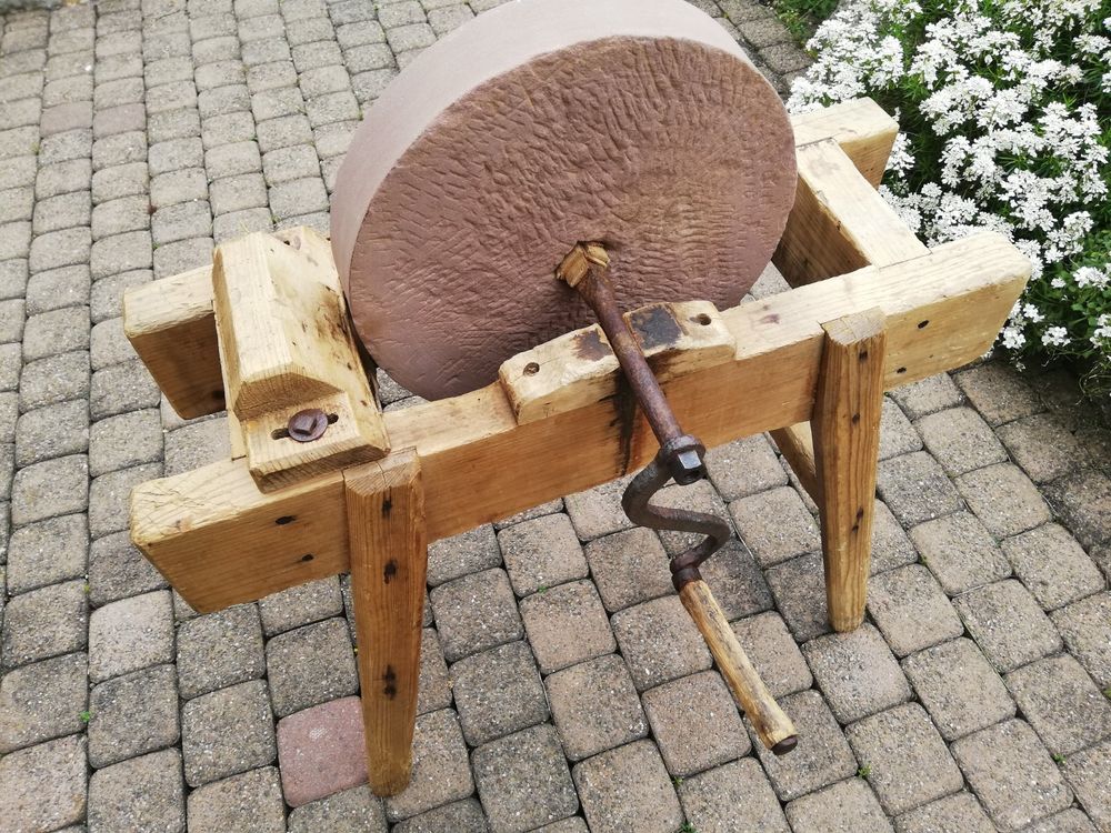 Meule à aiguiser antique / Schleifstein Antik (Gebraucht) in Tavannes ...