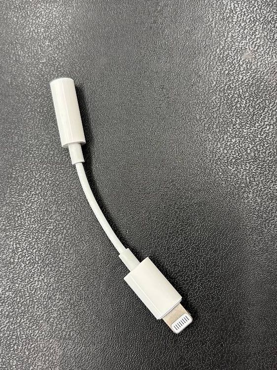 iPhone Adapter - Lightning auf 3.5mm Klinke (Gebraucht) in Niederönz ...