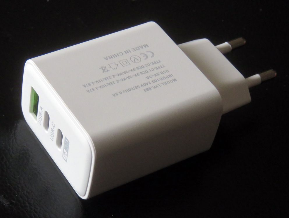 Ladegerät mit 3 Ausgängen (1x USB + 2x C Type) mit je 5V/3A (Neu und ...
