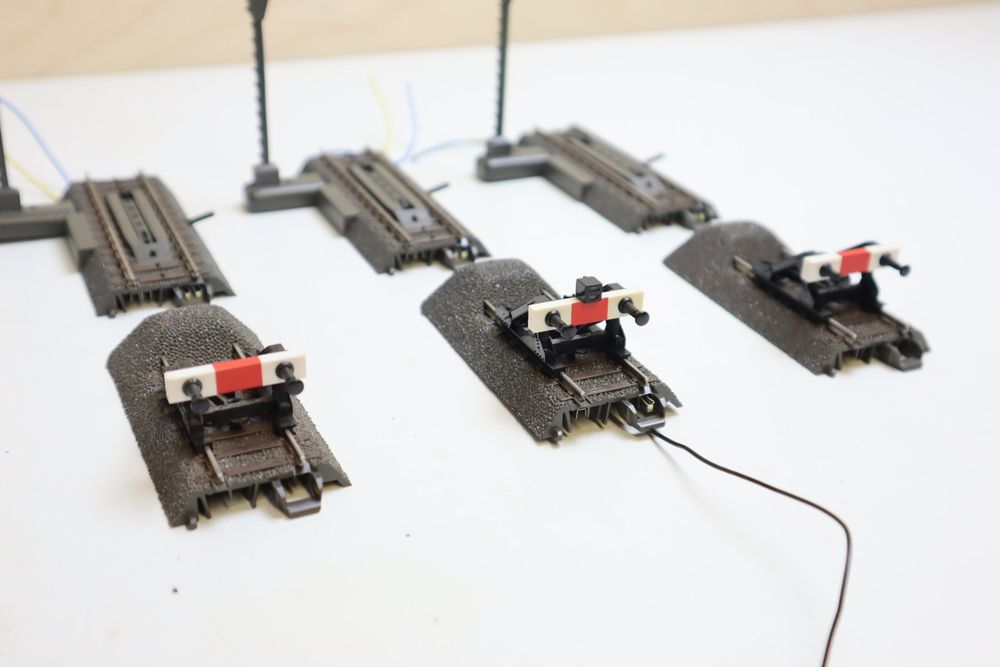 Märklin 6 x El. Entkupplungsgleis 24997 & Prellbock C-Gleis (Gebraucht ...