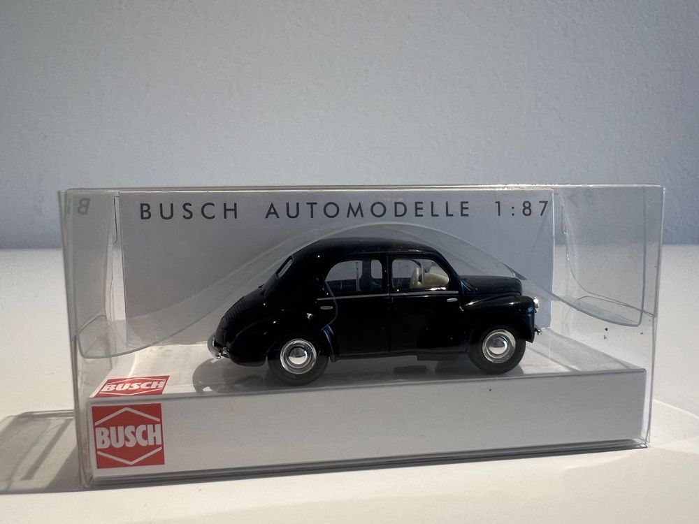 BUSCH H0 46500 Automodelle Renault 4 CV Limousine NEU in OVP (Neuf avec ...