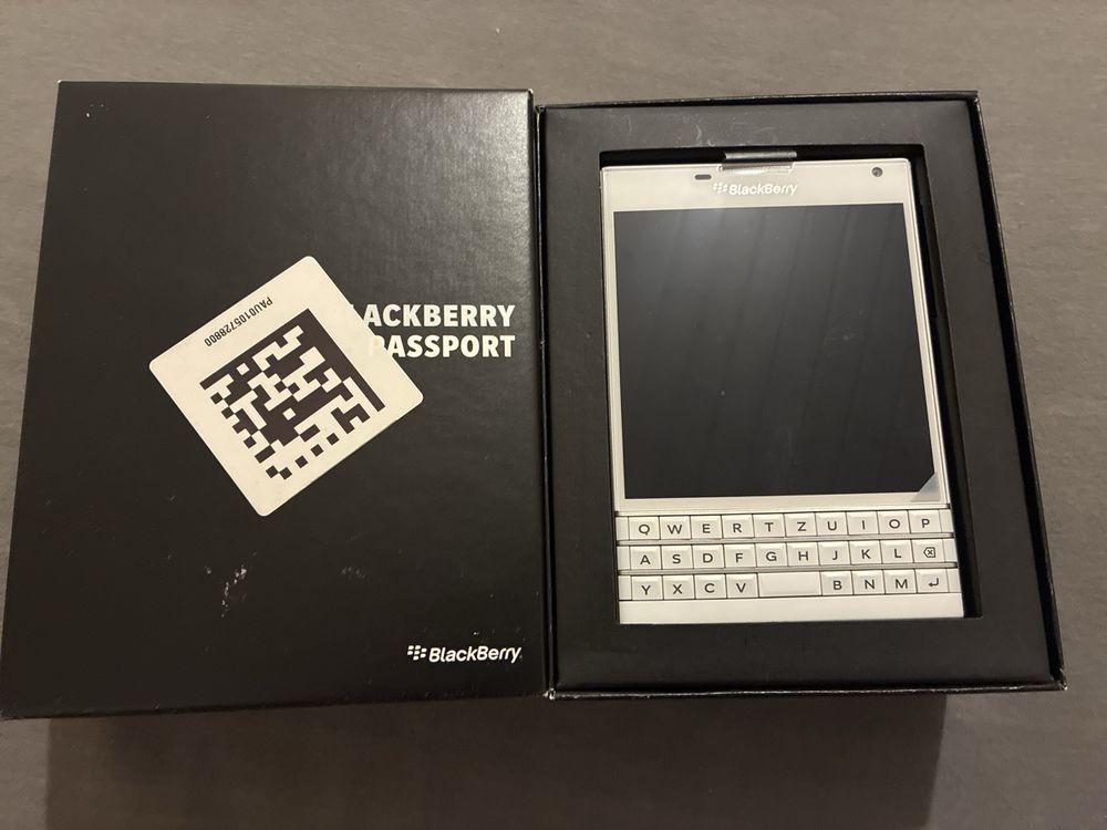 BlackBerry Passport White 32GB - New in Box (Neu (gemäss Beschreibung ...