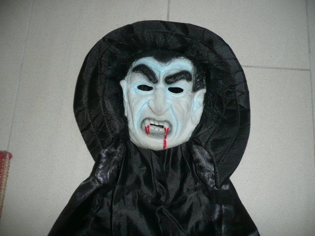 Dracula Maske mit Umhang für Halloween (Gebraucht) in Zug für CHF 11 ...