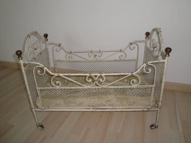 Ancien lit de poupée en fer des années 1930, avec matelas (D'occasion) à Saxon pour CHF 290 ...