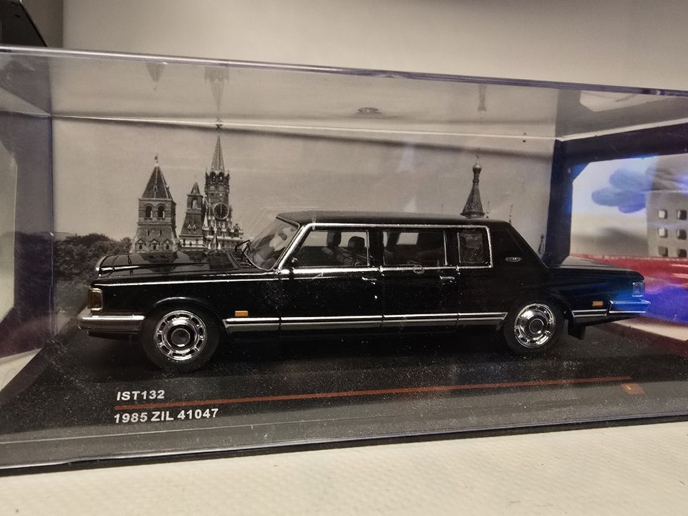 USSR ZIL 41047 Limousine Model Car 1:43 Scale IST diecast (Neu (gemäss ...